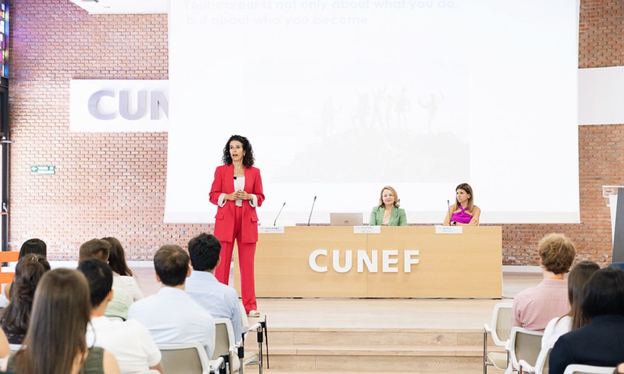 Más de 260 estudiantes de postgrado de 20 nacionalidades distintas ...